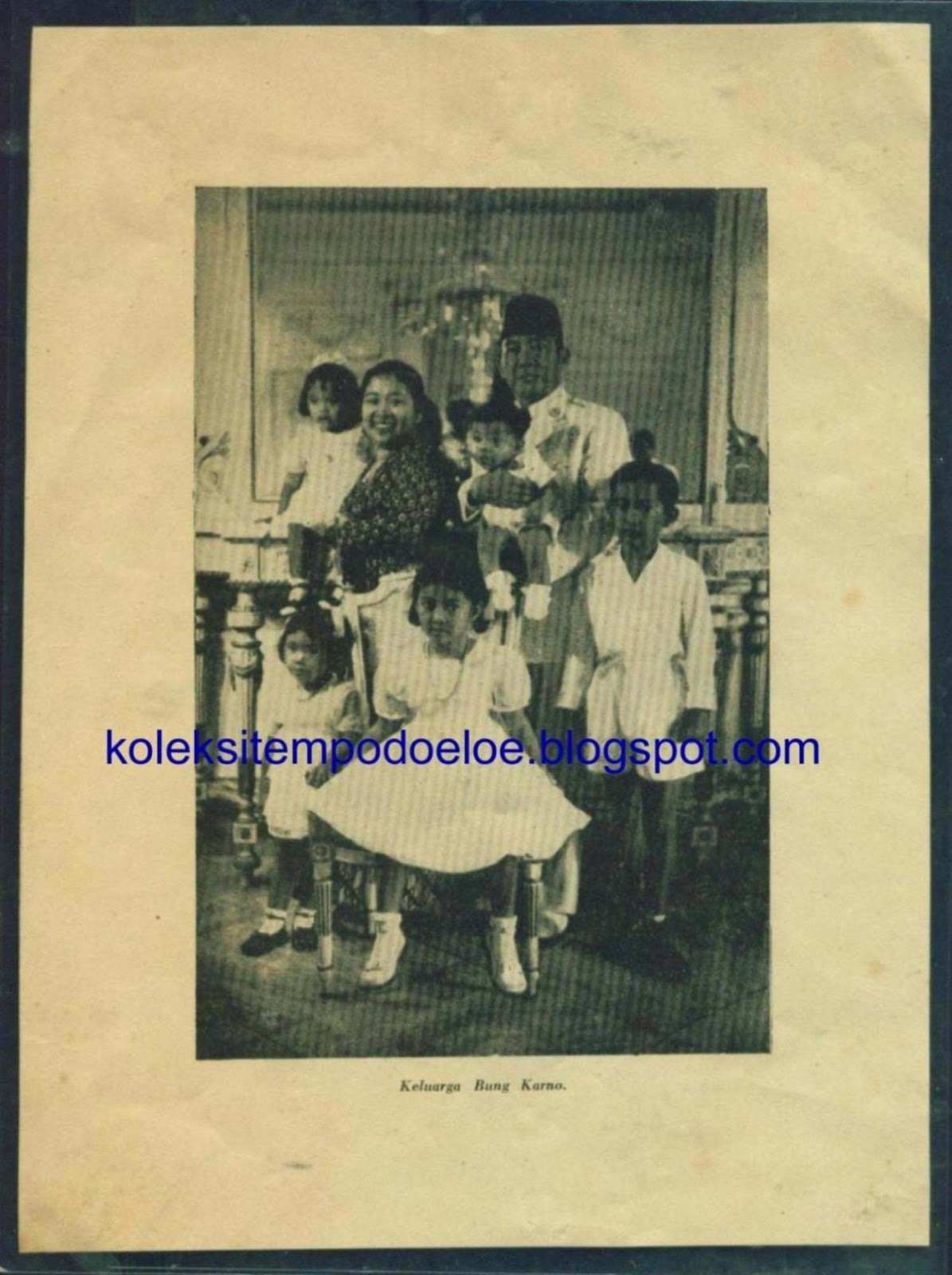 Koleksi Tempo Doeloe: 2 bh. Poster jadul, Keluarga Bung Karno dan Bung ...
