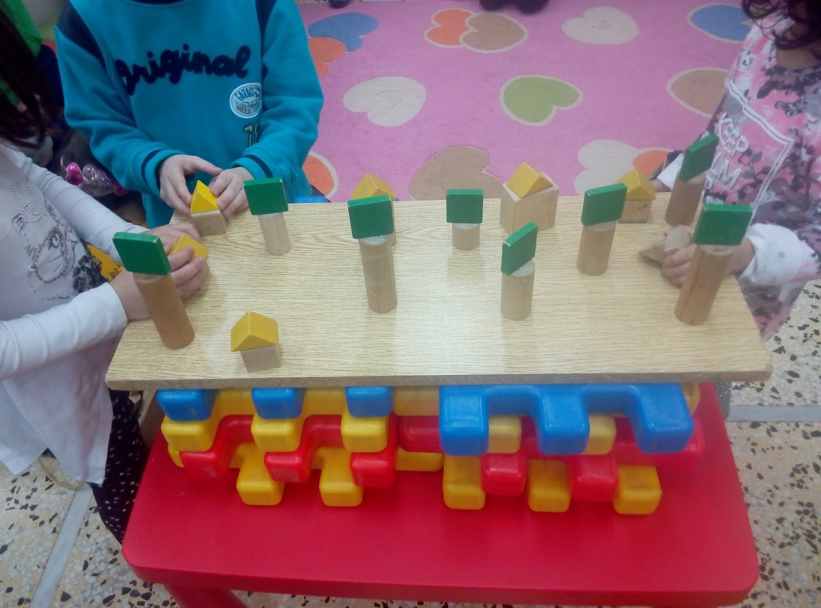 Ένα Νηπιαγωγείο γεμάτο Χαμόγελα... : Ο Εγκέλαδος!