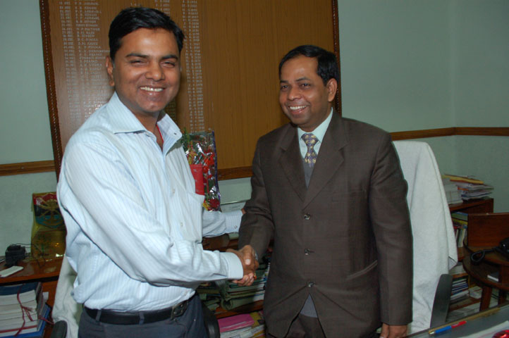 View Patna: New Patna DM Sanjay Kumar Singh joins office