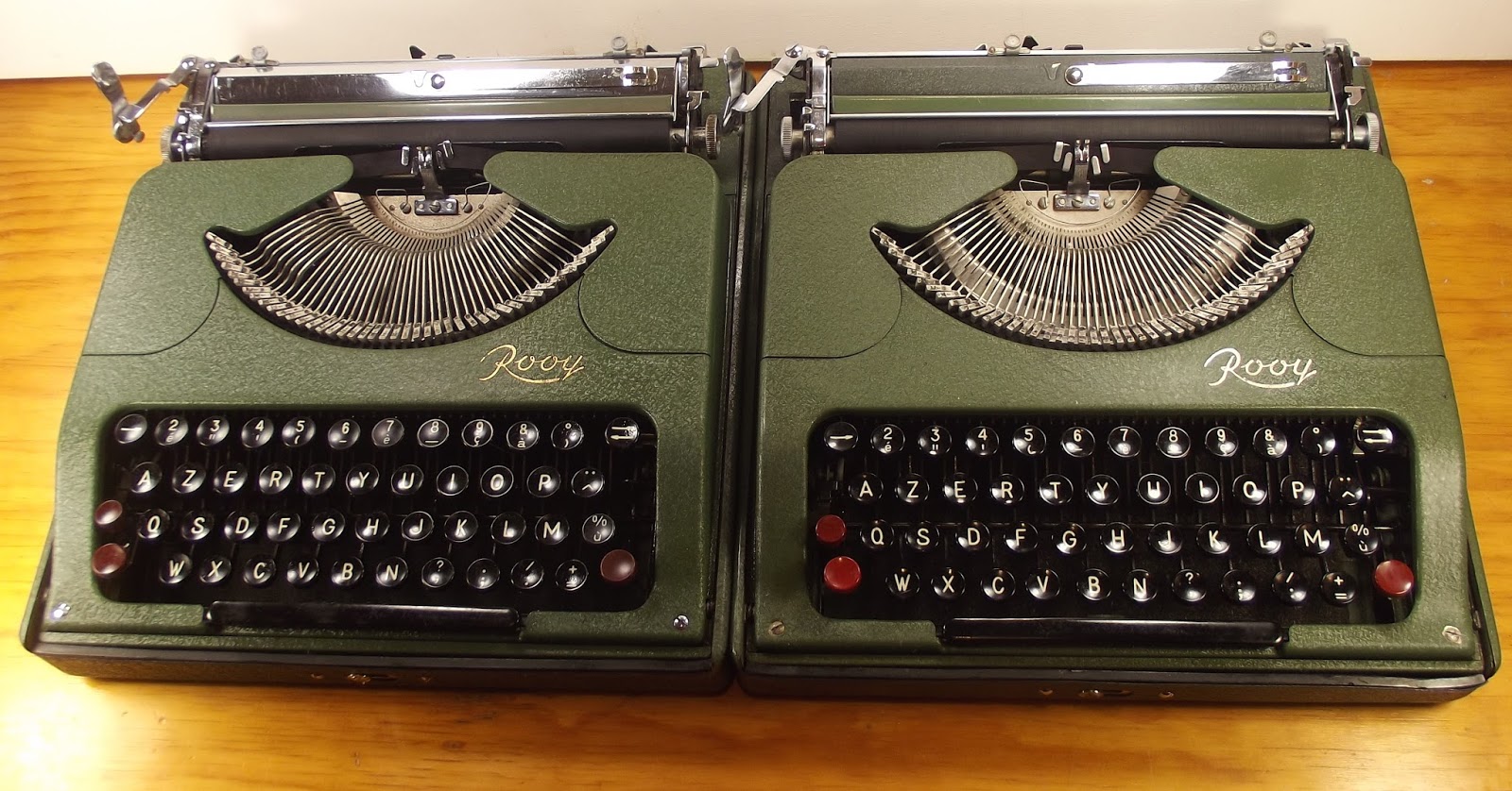 oz.Typewriter: Rob's Rooys: Fit For A Briefcase - The Ultraflat Typewriter