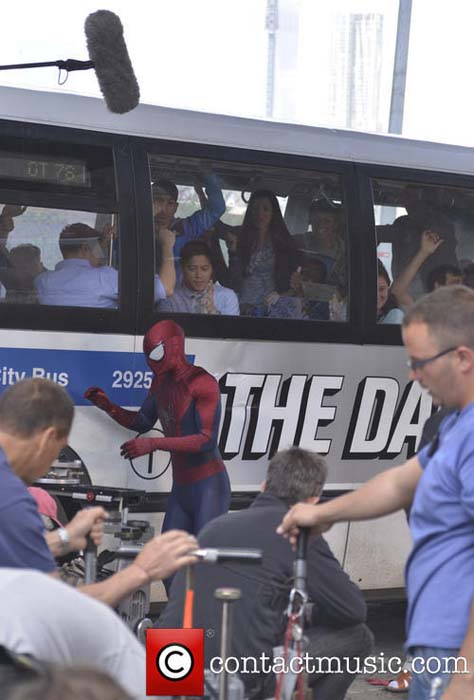 snackpreview: The Amazing Spider-Man salva un autobús con pasajeros