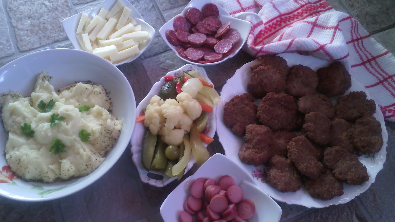 U kuvanju masta pravi svasta: ALEKSANDRIN RODJENDANSKI RUCAK