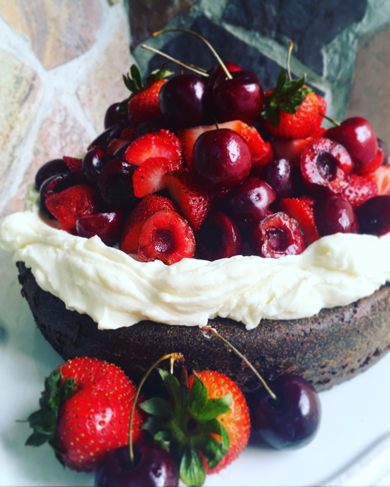 Bundt cake de chocolate con crema batida de mascarpone y frutos rojos ...