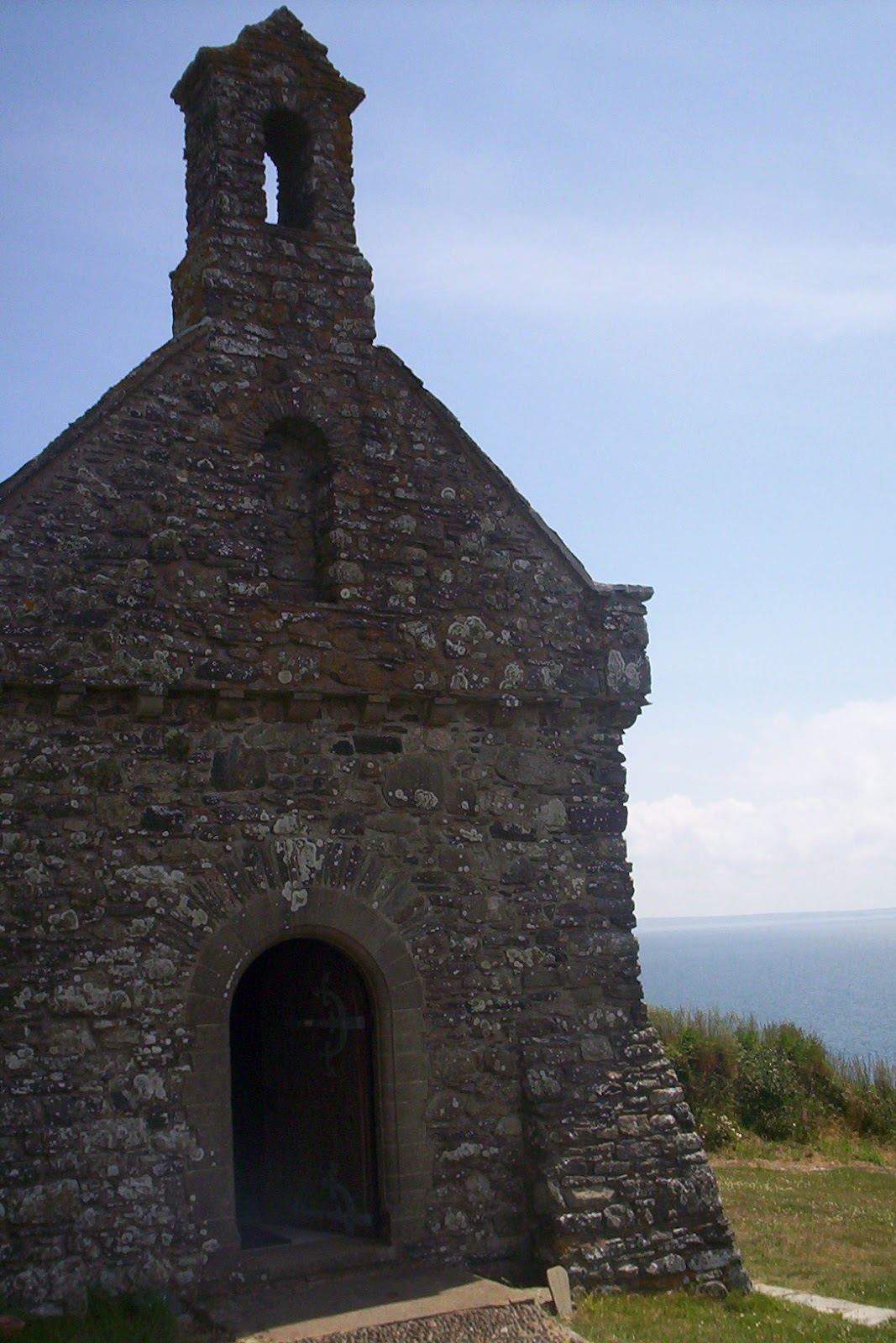 The Castle Hunter: St Nons Chapel & Holy Well - FREE SITE