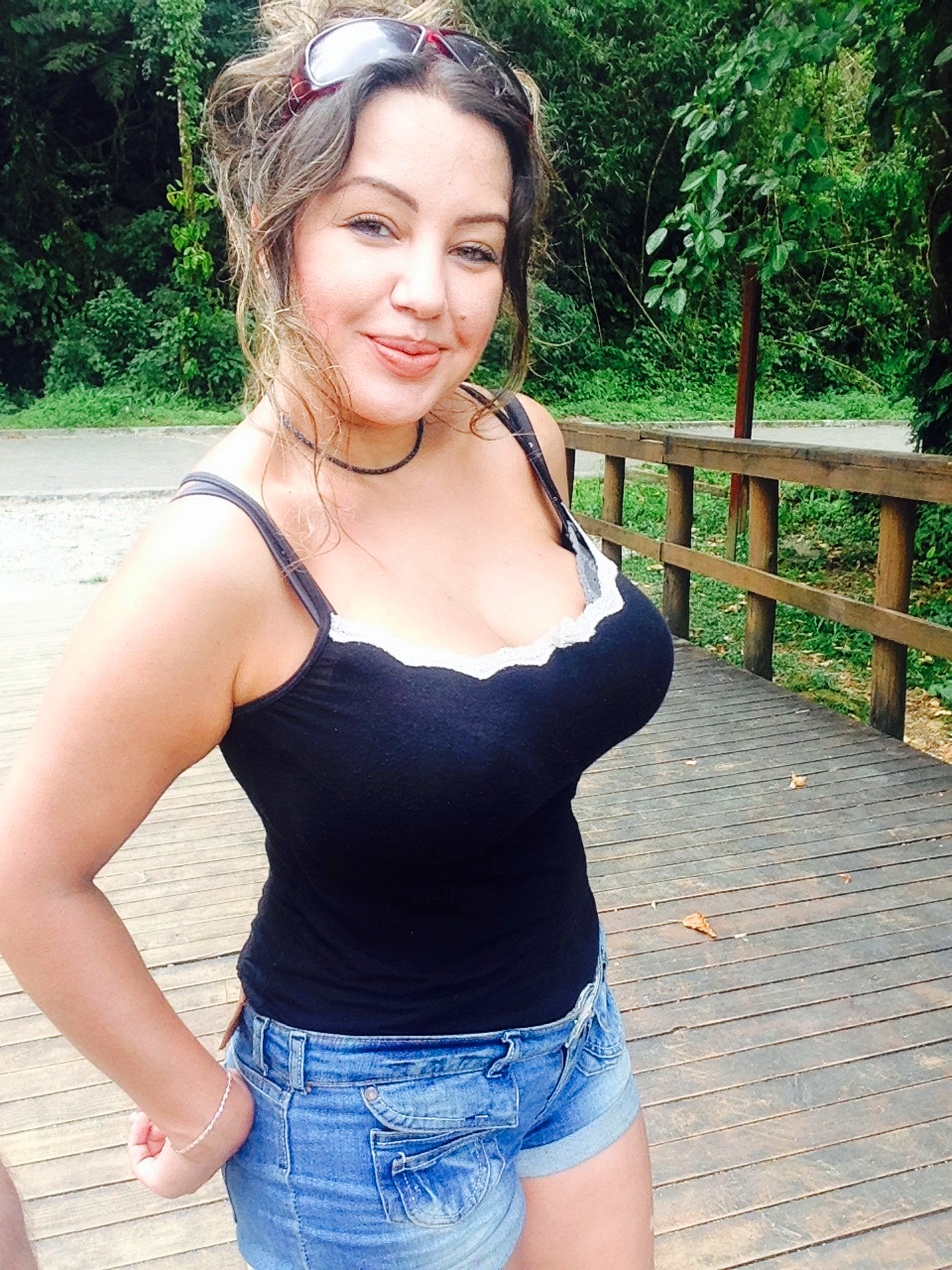 Atriz Cris Lopes curte o verão brasileiro com piquenique à francesa