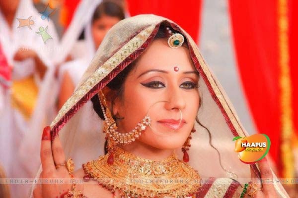 Tejaswini Lonari Photos in Saree | Cute Marathi actresses, bollywood ...