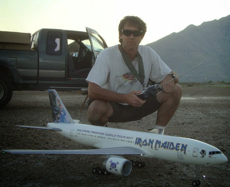 Ed Force One: fã cria aeromodelo do avião do Iron Maiden