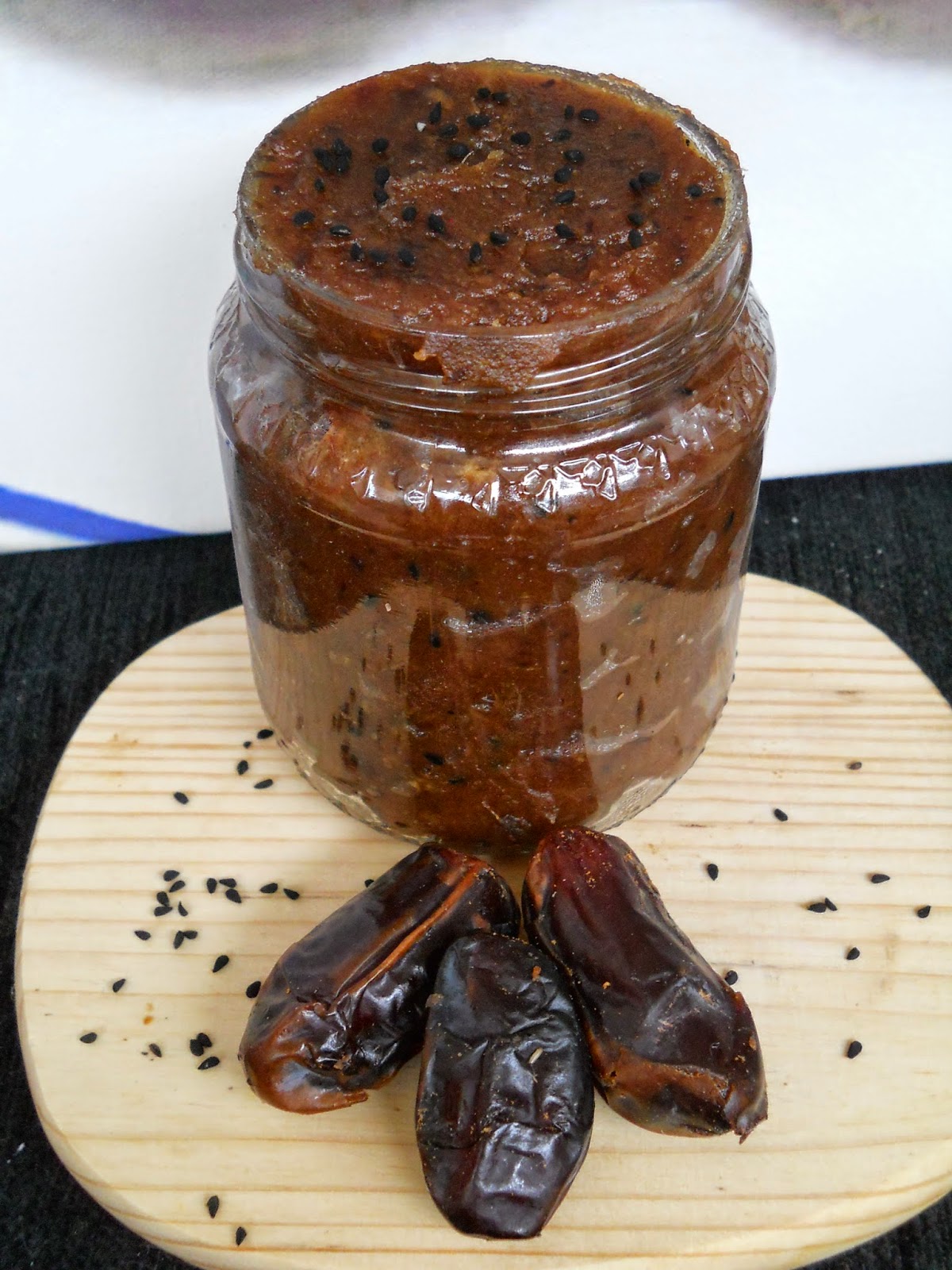 Le boudoir des Akhawettes: Confiture de dattes et graines de nigelle