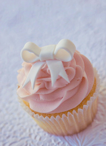 I Like Big Bows: Cupcakes and Bows, what a perfect combination!