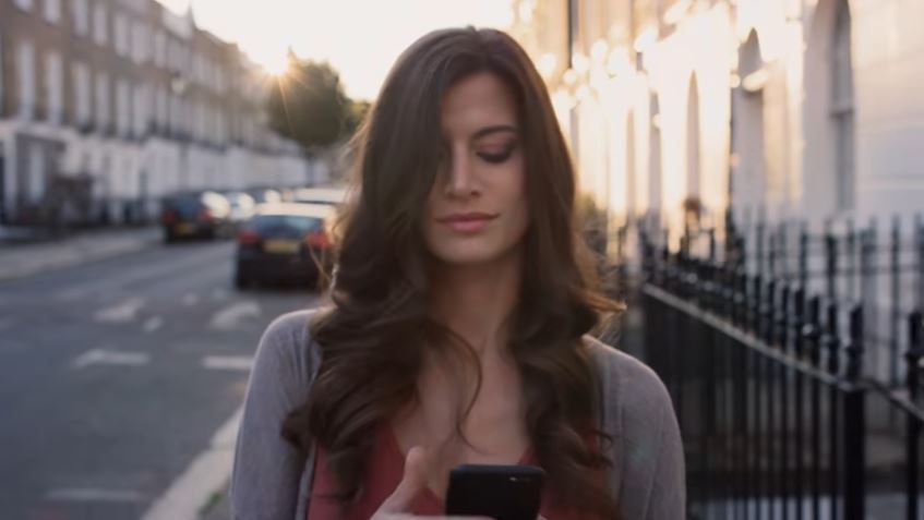 Modella Vodafone pubblicità Bot con Foto - Testimonial Spot ...