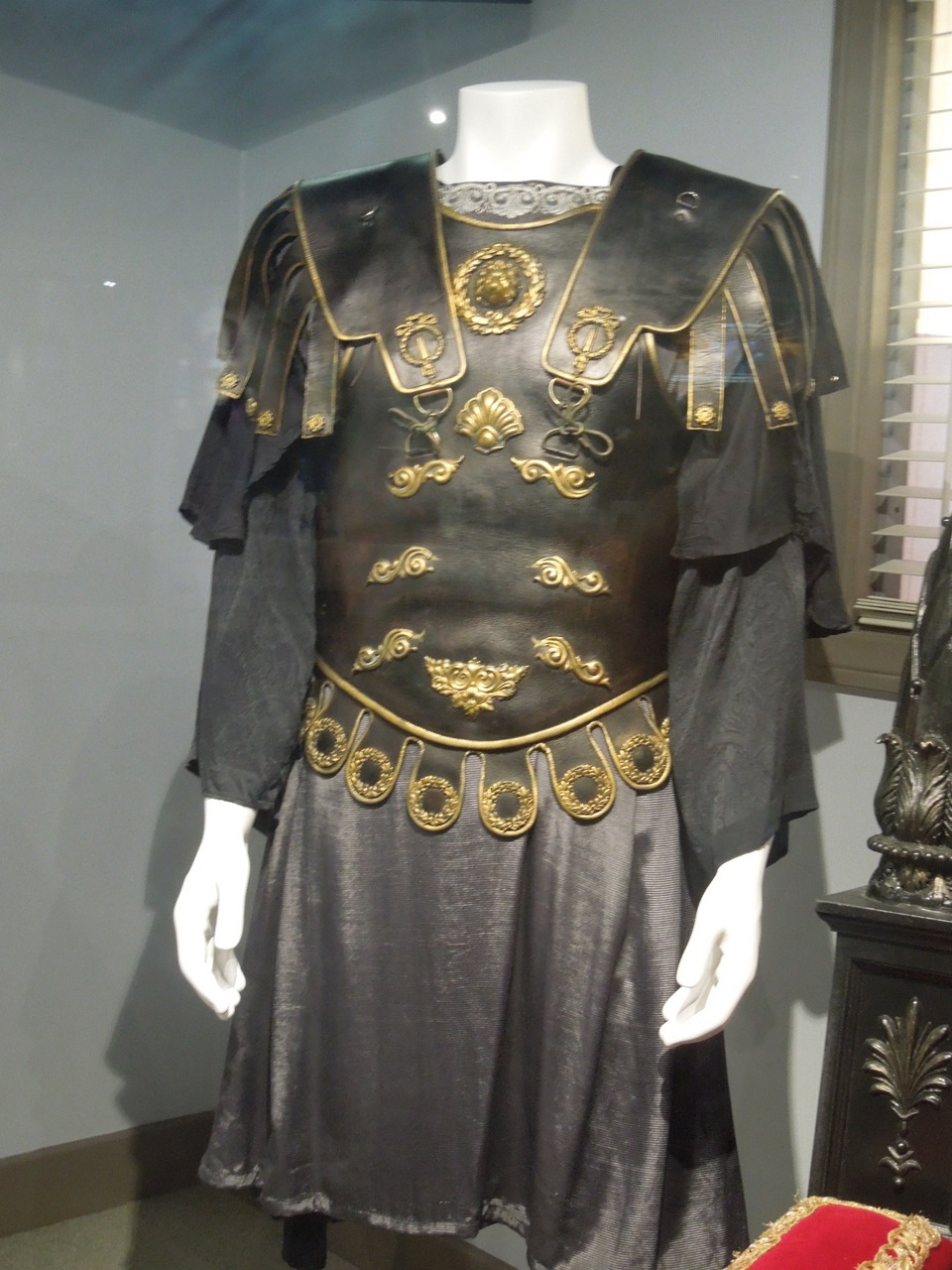 Hollywood Movie Costumes and Props: Commodus costume and throne from ...