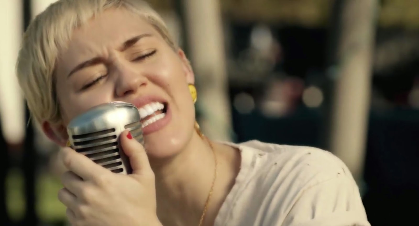 Miley Cyrus And Joan Jett Sing "Different" For Happy Hippie Backyard ...