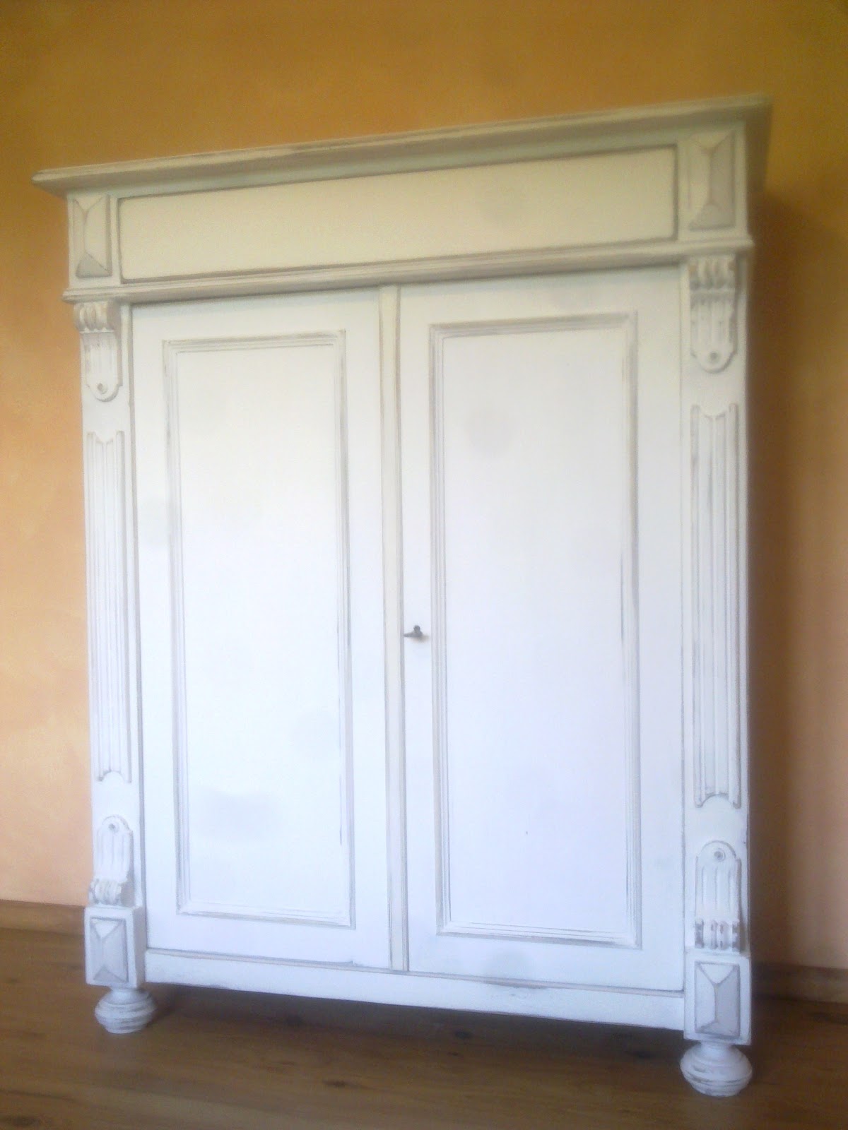 "Antyki"Robert Granda: Malowane meble