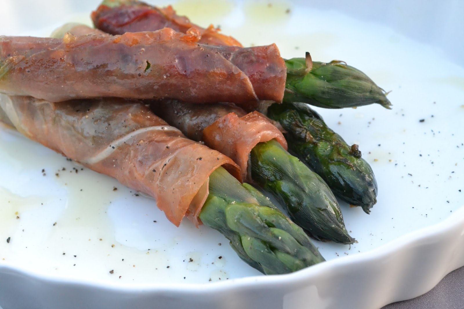 Eet lekker: Gegrilde groene asperges met parmaham