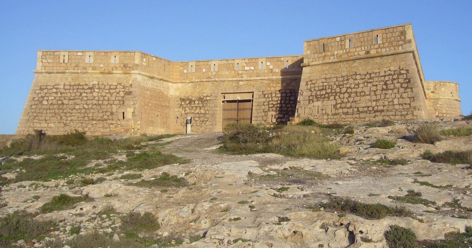 Los Viajes de Bevi, la Bellota Viajera: Castillo de San Felipe, Nijar ...