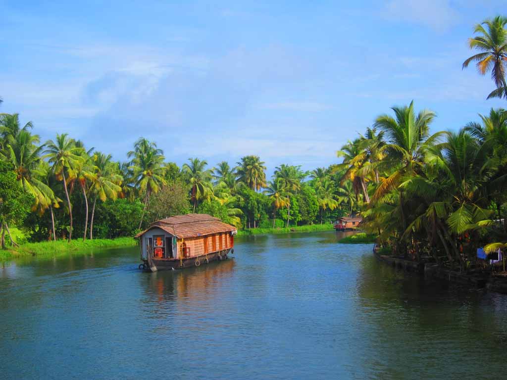 Kerala Attractions: Alleppey Backwaters exhibit the Richness of Nature