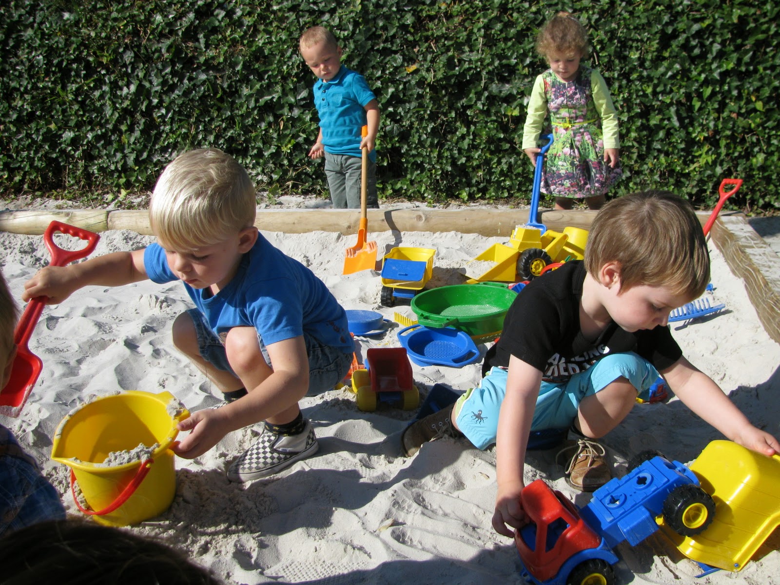 Peuterklas Juf Ria: Samen spelen in de zandbak