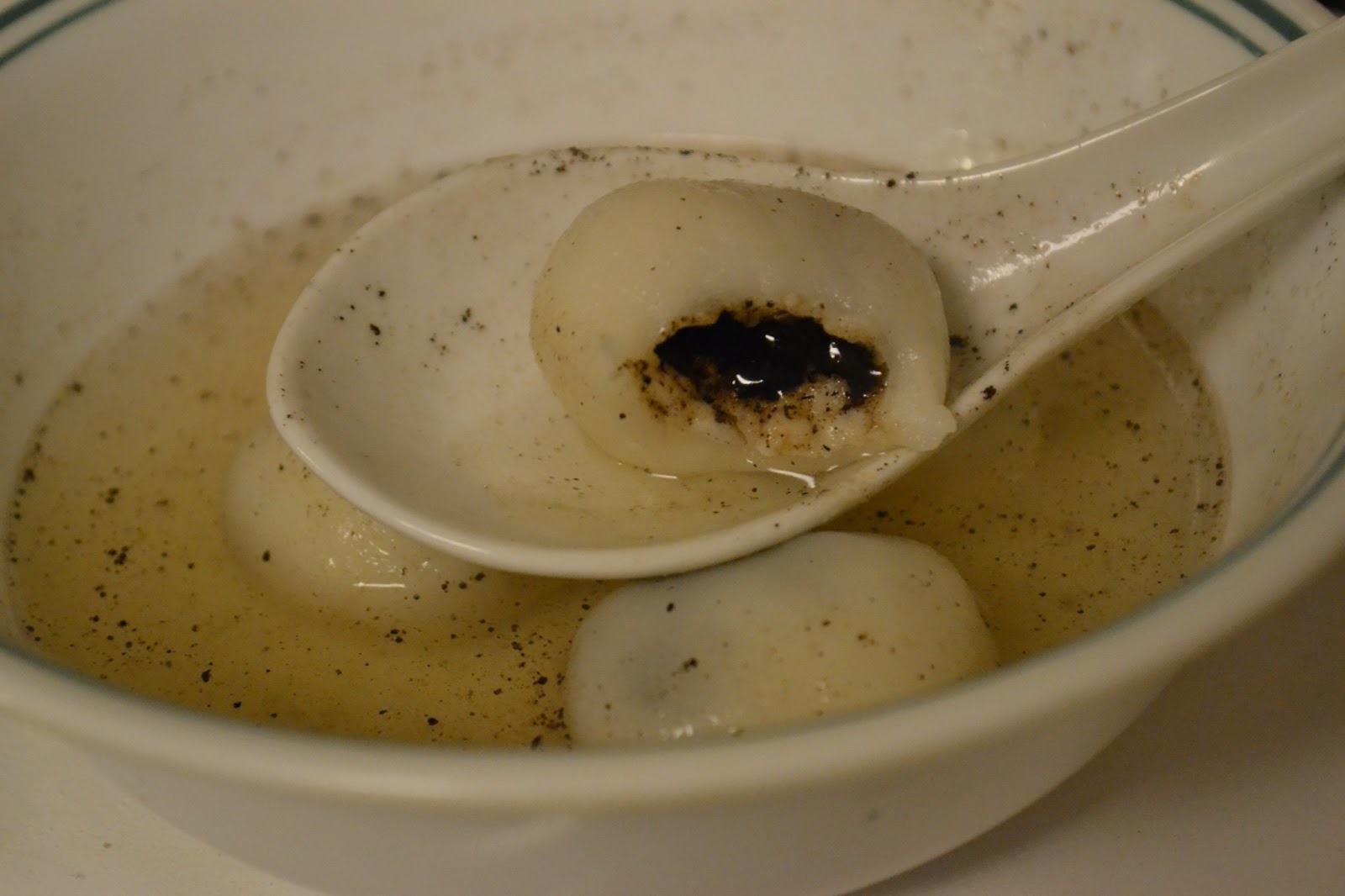 Krumbli: Sweet Sesame Dumplings 汤圆 (Tangyuan)