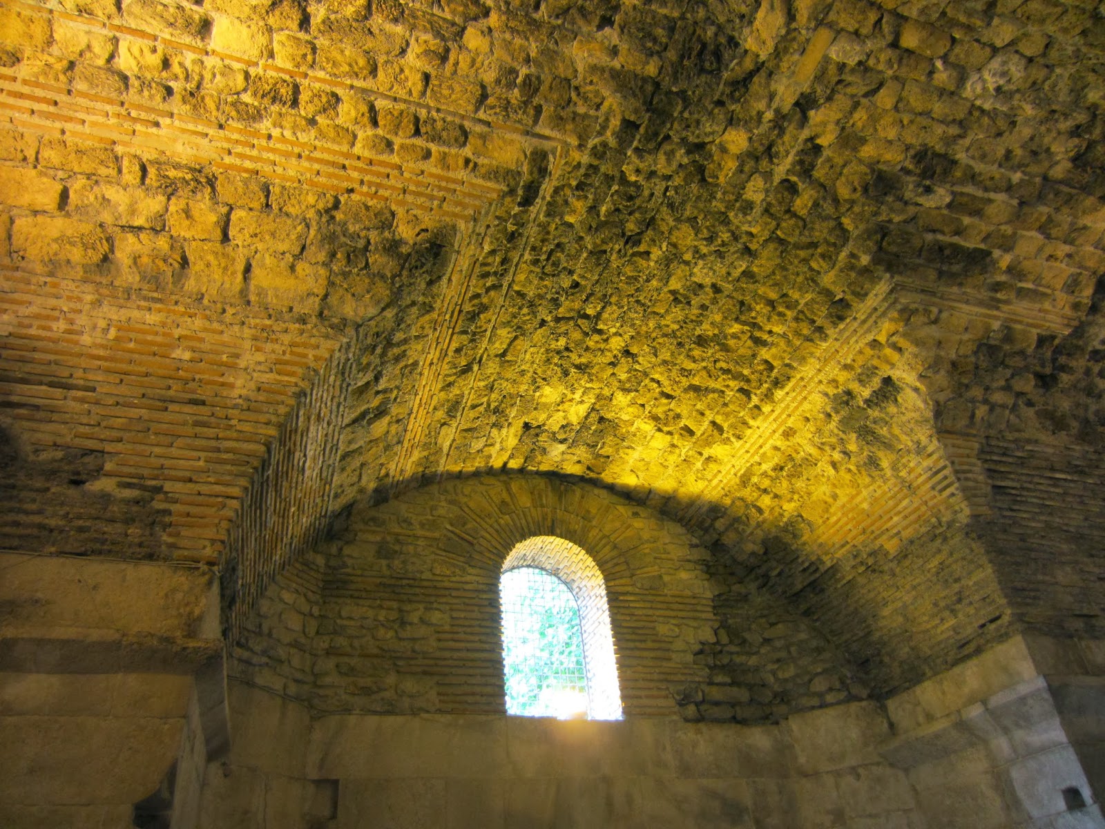 Souvenir Chronicles: SPLIT, CROATIA: EXPLORING INSIDE THE PALACE WALLS