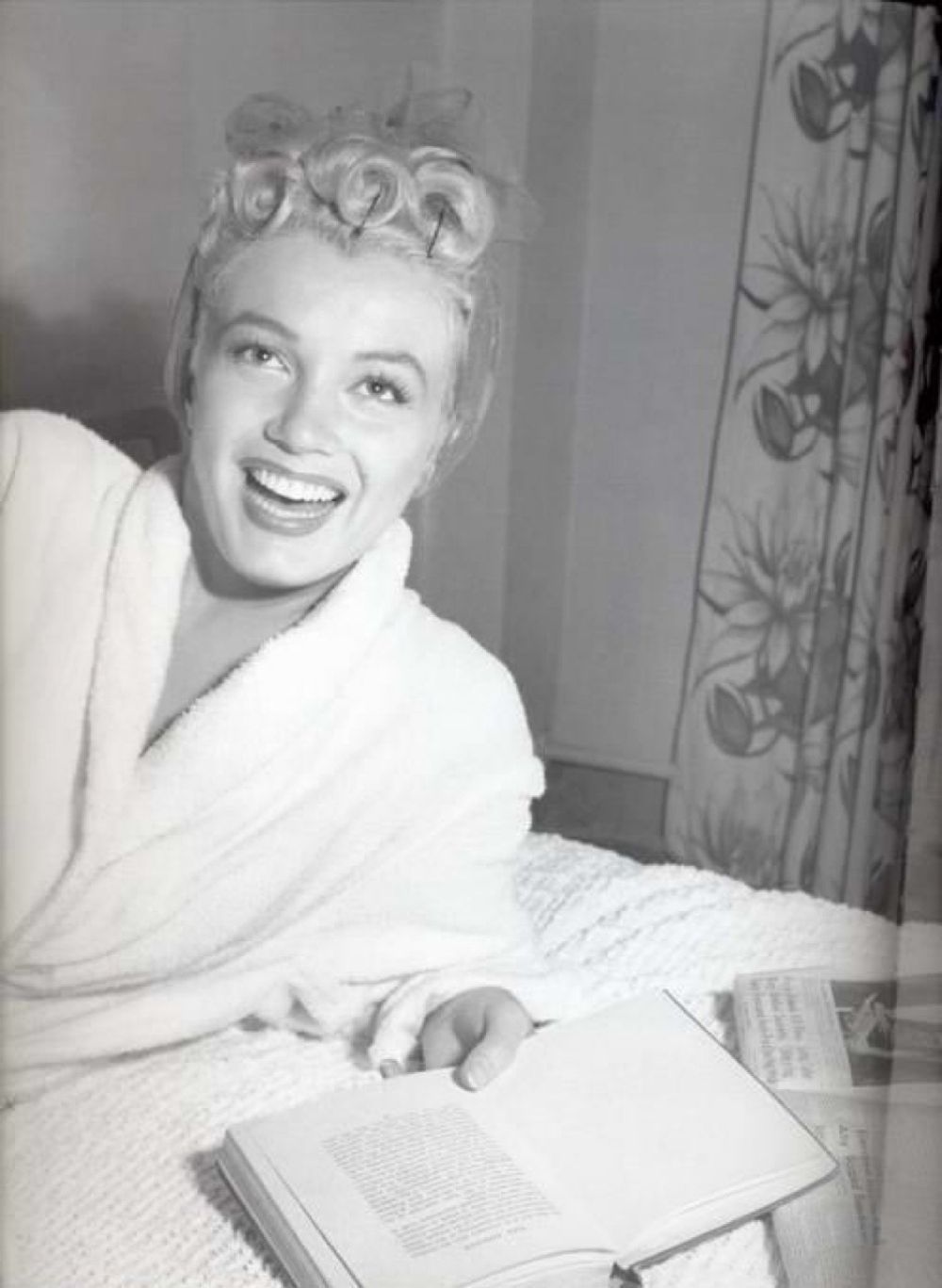 47 Interesting Vintage Photos of Marilyn Monroe Reading Book ~ Vintage ...