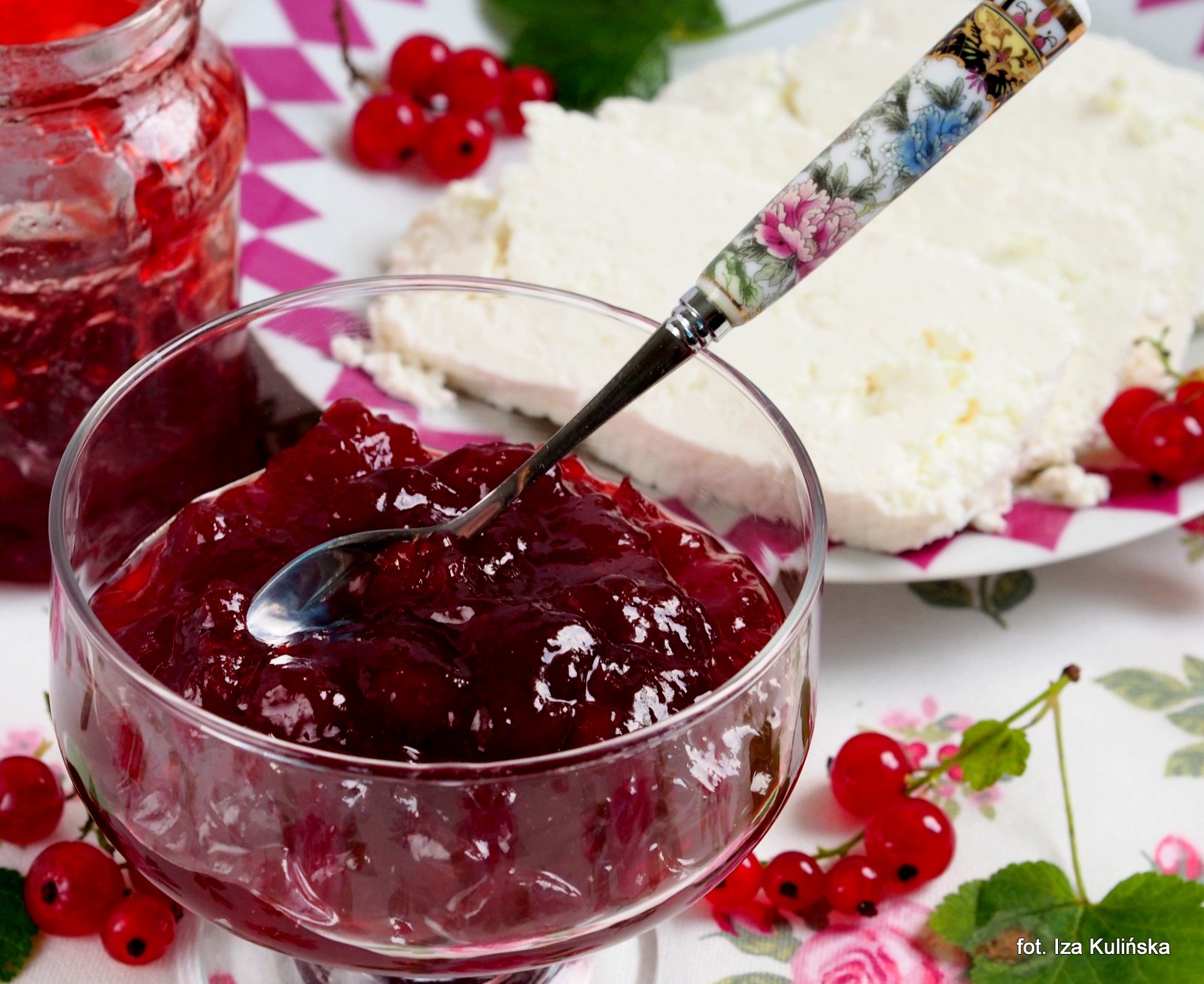 Domowe przetwory. Owoce. Galaretka z czerwonej porzeczki z ananasem ...