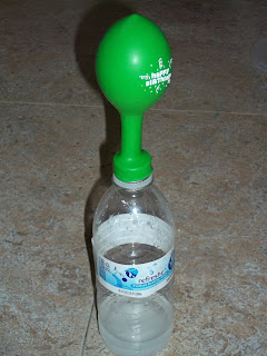 Raising mad scientists: Vinegar and baking soda balloon, take 2