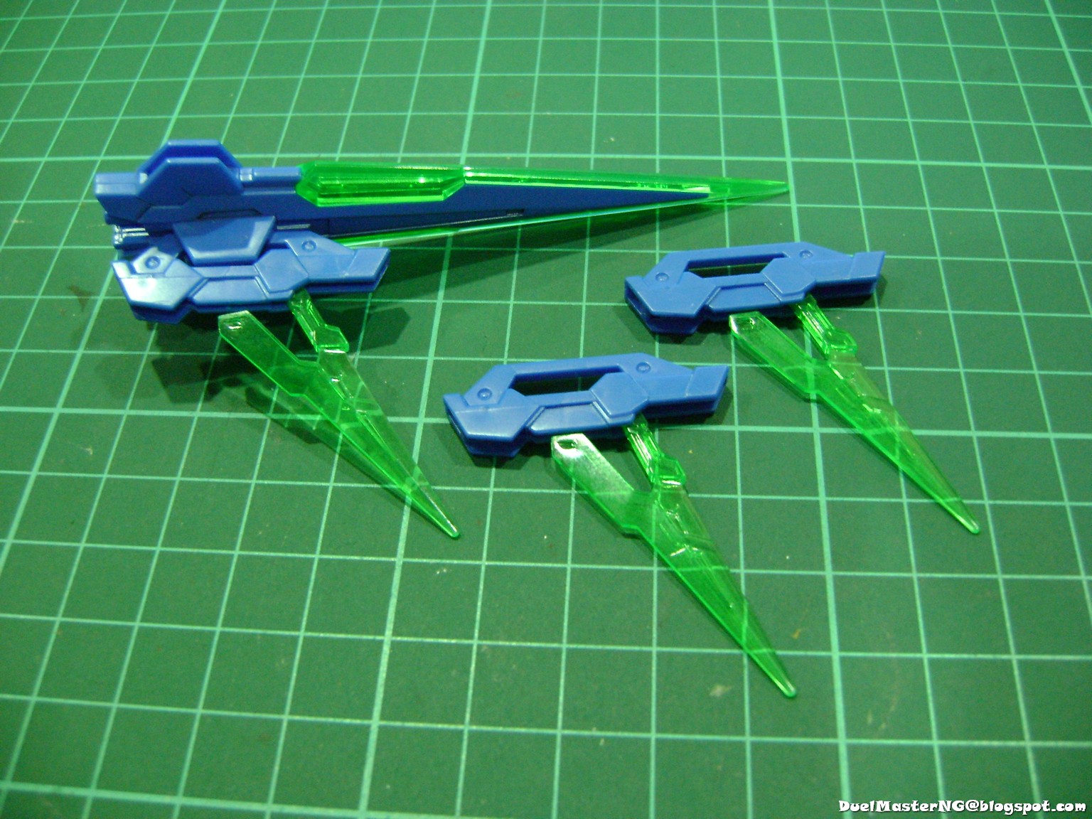 DuelMasterNG Gunpla: HG GN Sword IV Full Saber Manual & Review (Bandai)