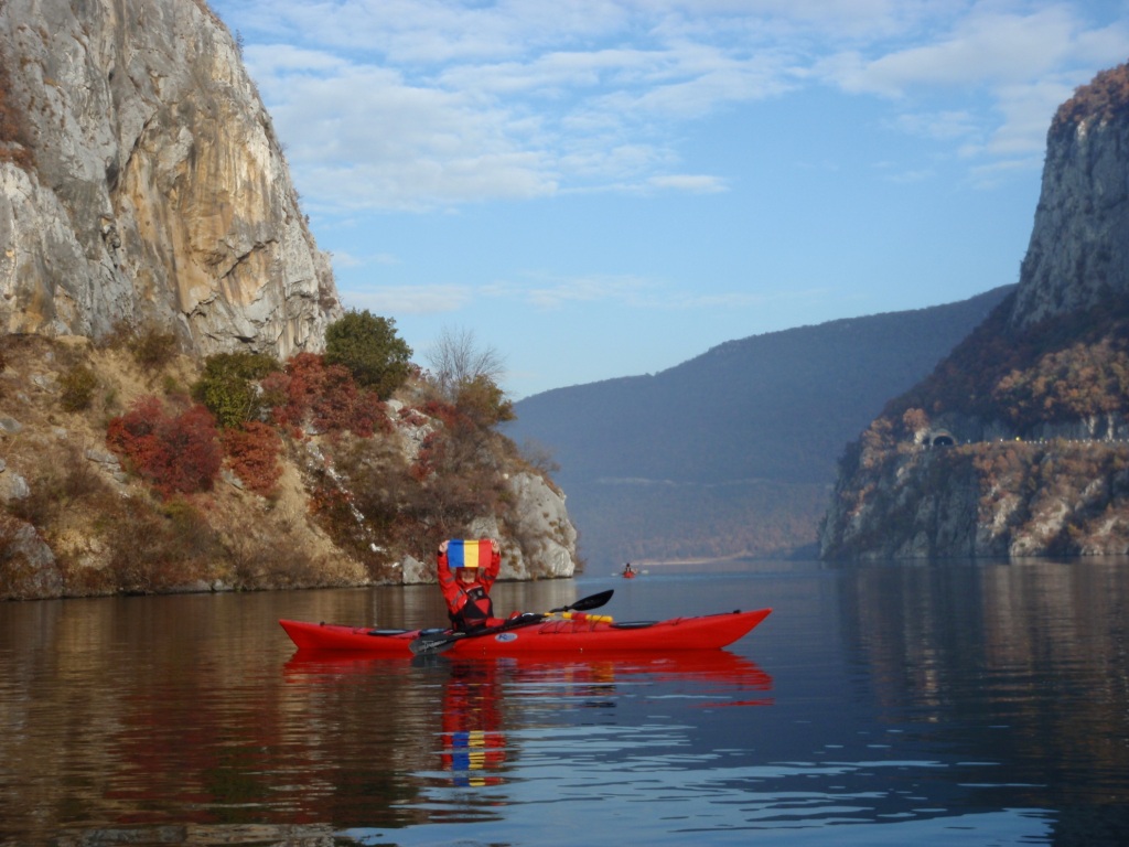 La defilare, în defileu – Romania vazuta din caiac