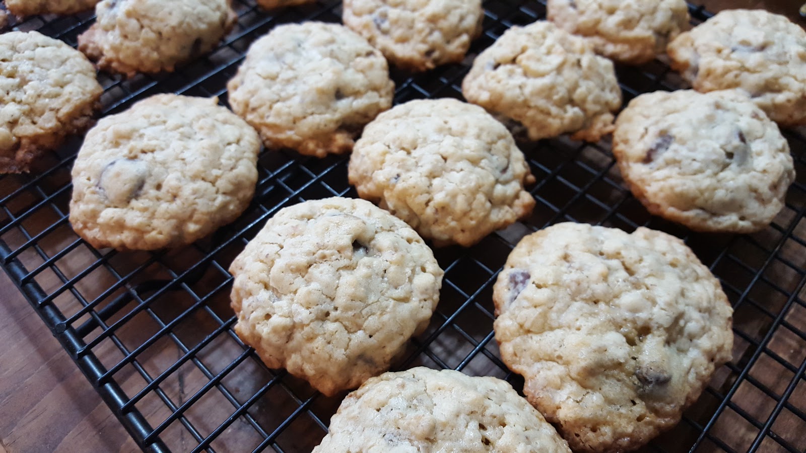 My Patchwork Quilt: OATMEAL-CHOCOLATE CHIP COOKIES