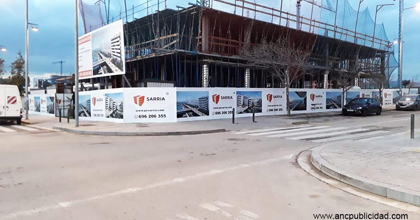 ANC Publicidad: Cerramiento de obra y rotulación con vinilo laminado