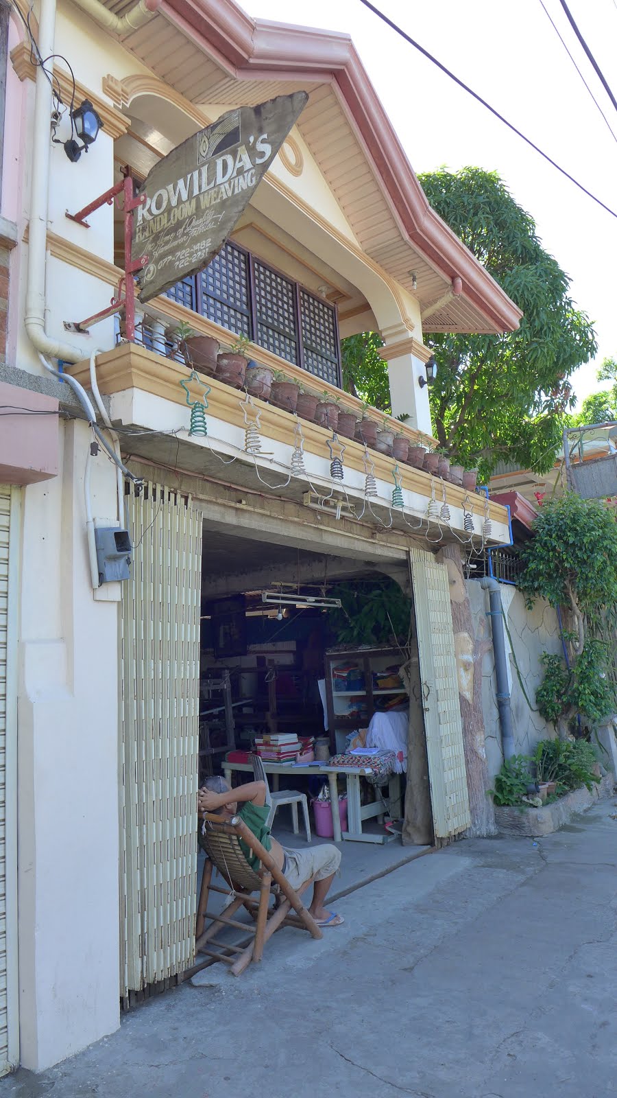 Pork in the Road: Rowilda's Handloom Weaving -- keeping the colourful ...