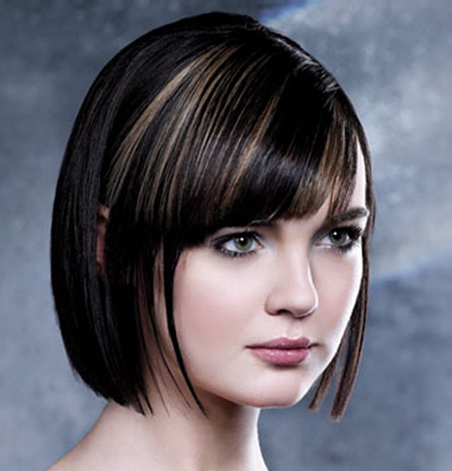 Potongan Rambut Sleek Line Bob dengan Poni Wanita