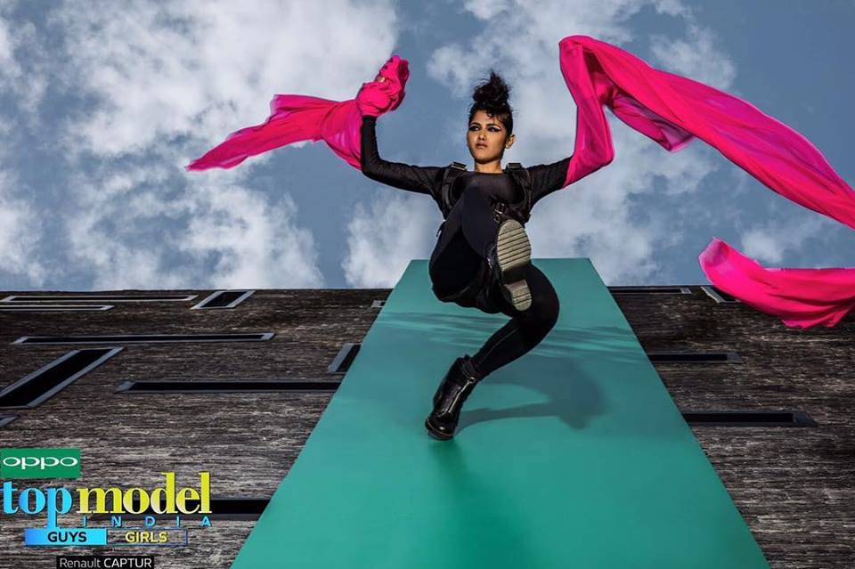 Top Model India Cycle 1 8th Episode : Posing with Silk in a Vertical ...