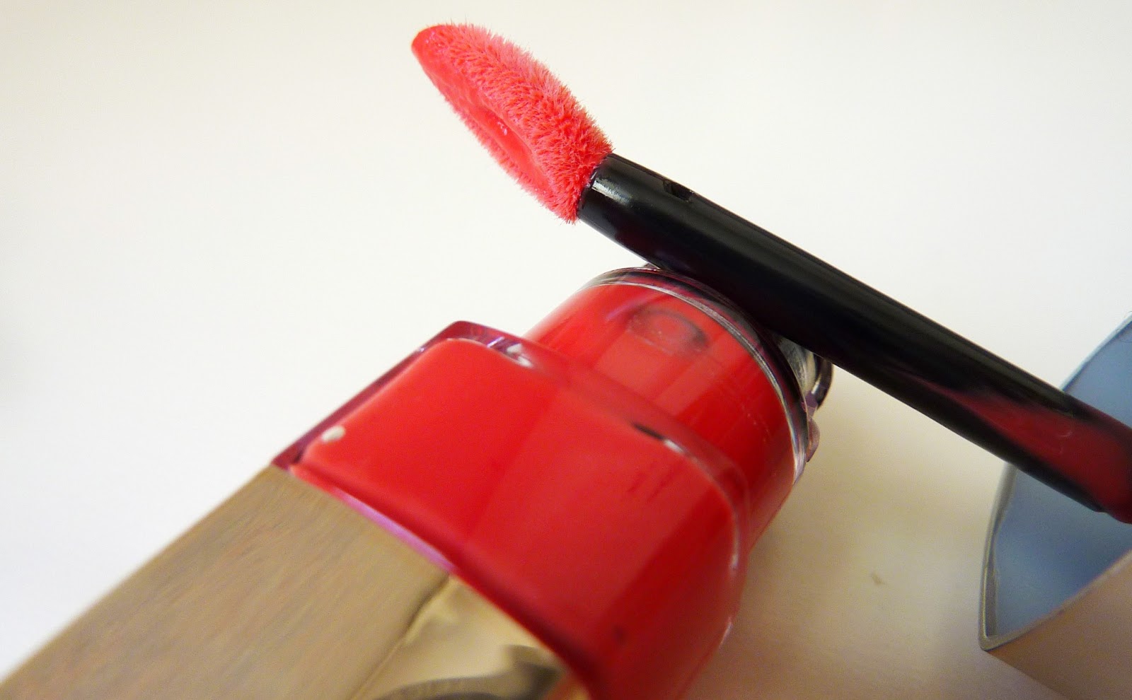 Click and Make-Up Beauty Blog: Review | L'Oreal Glam Shine Stain Splash ...