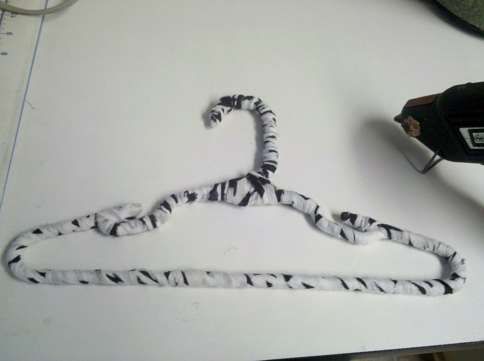 Desert Girls Vintage: DIY: Wrapped Hangers