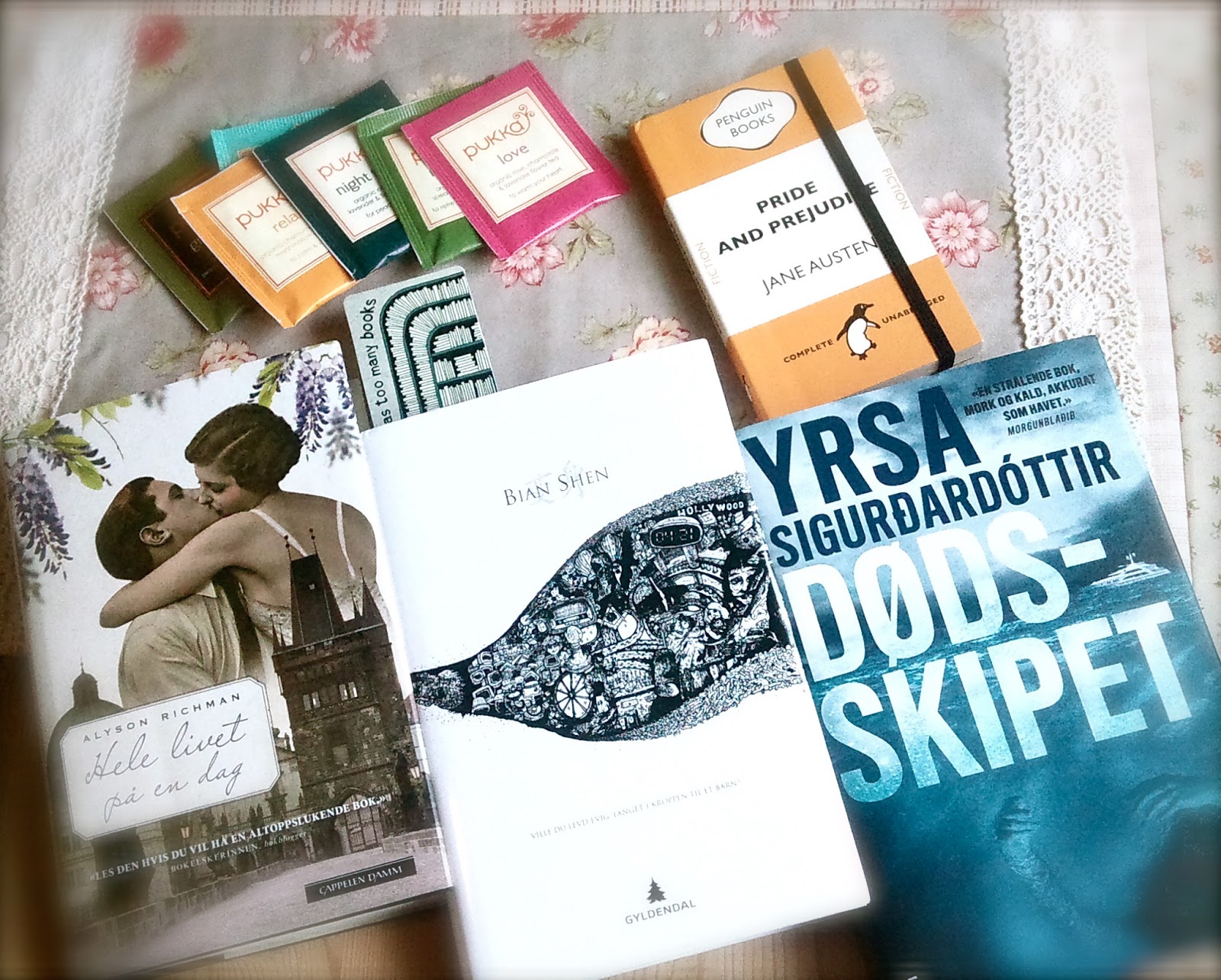 Bokstaver, bøker & bokhyller: Hell og lykke gir bøker på vent!