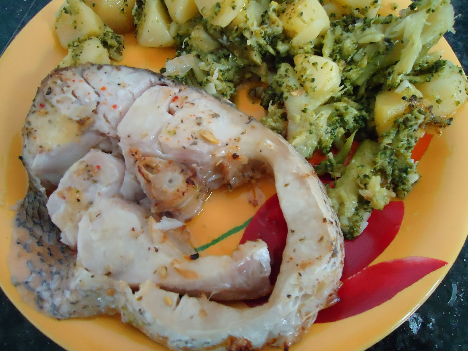 Doce Tentação: perca no forno com batatas e brócolos salteados