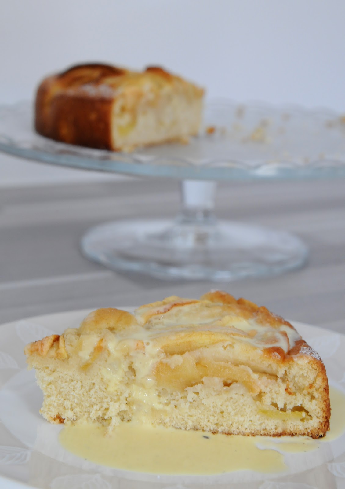 13 desserts, chacun: Jolie gâteau aux pommes et sa crème anglaise