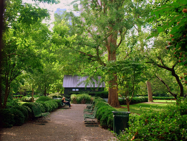 Mille Fiori Favoriti: A Walk Around Gramercy Park