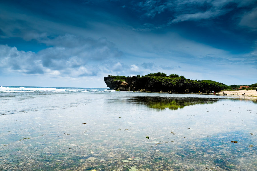 Pantai Sundak dengan Pasir Putihnya di Gunung Kidul, Yogyakarta