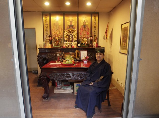 ANTINOUS THE GAY GOD: RABBIT GOD TU ER SHEN IS THE CHINESE DEITY OF GAYNESS