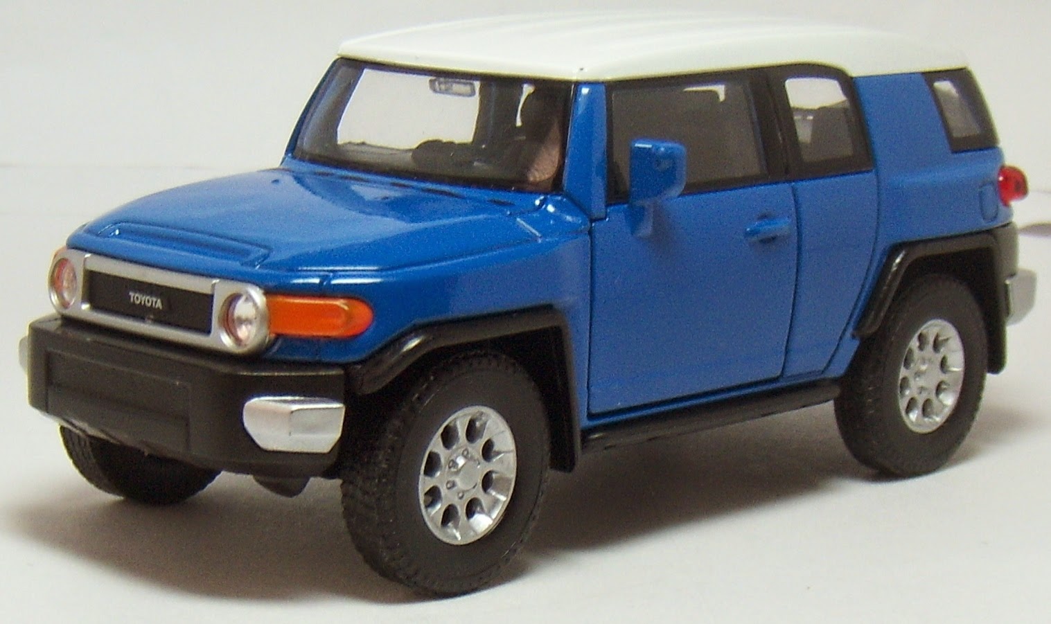 Jada Toys 1:24 and Welly 1:43 Toyota FJ Cruiser