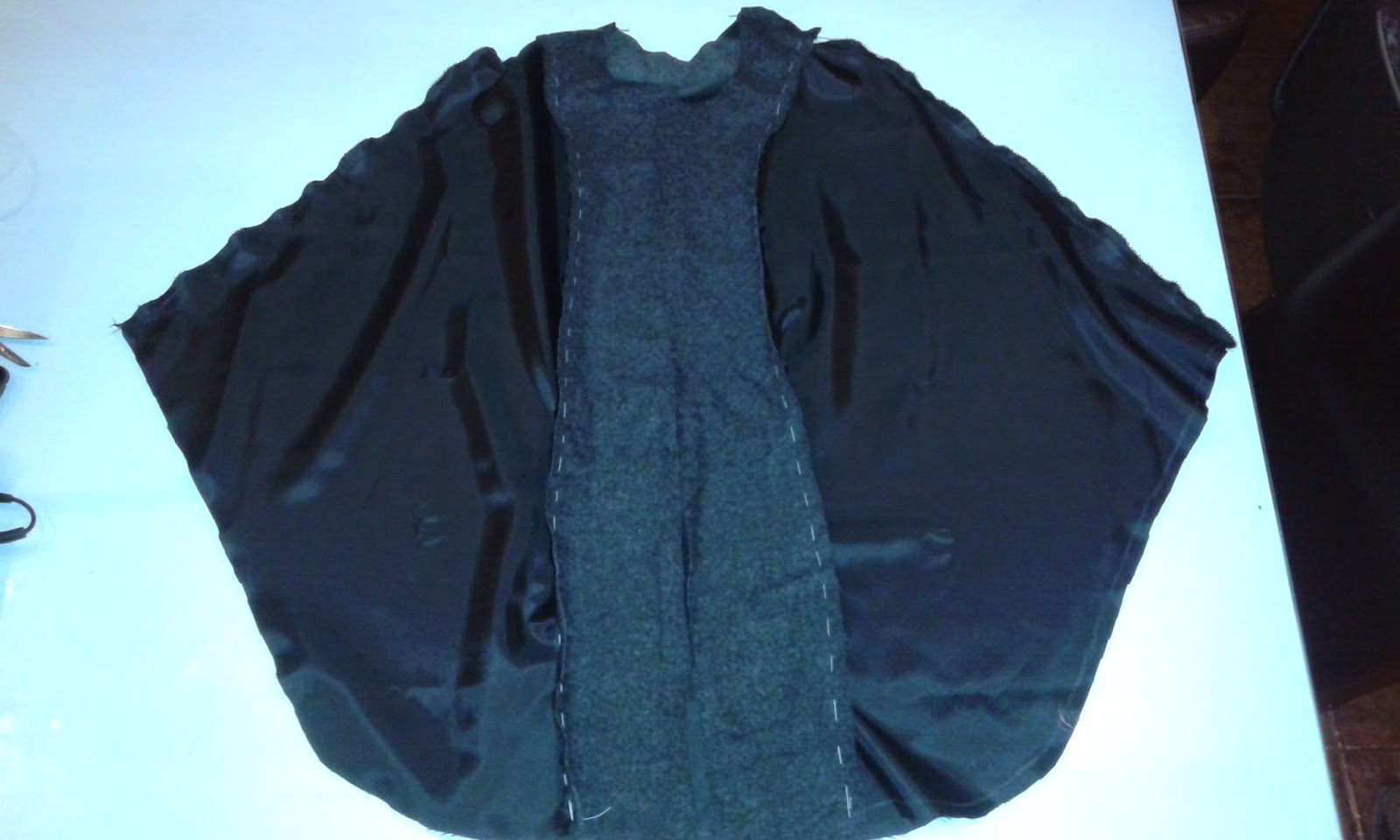 ENTRE COSTURAS Y DIY: Cómo hacer una capa (PATRÓN GRATIS)