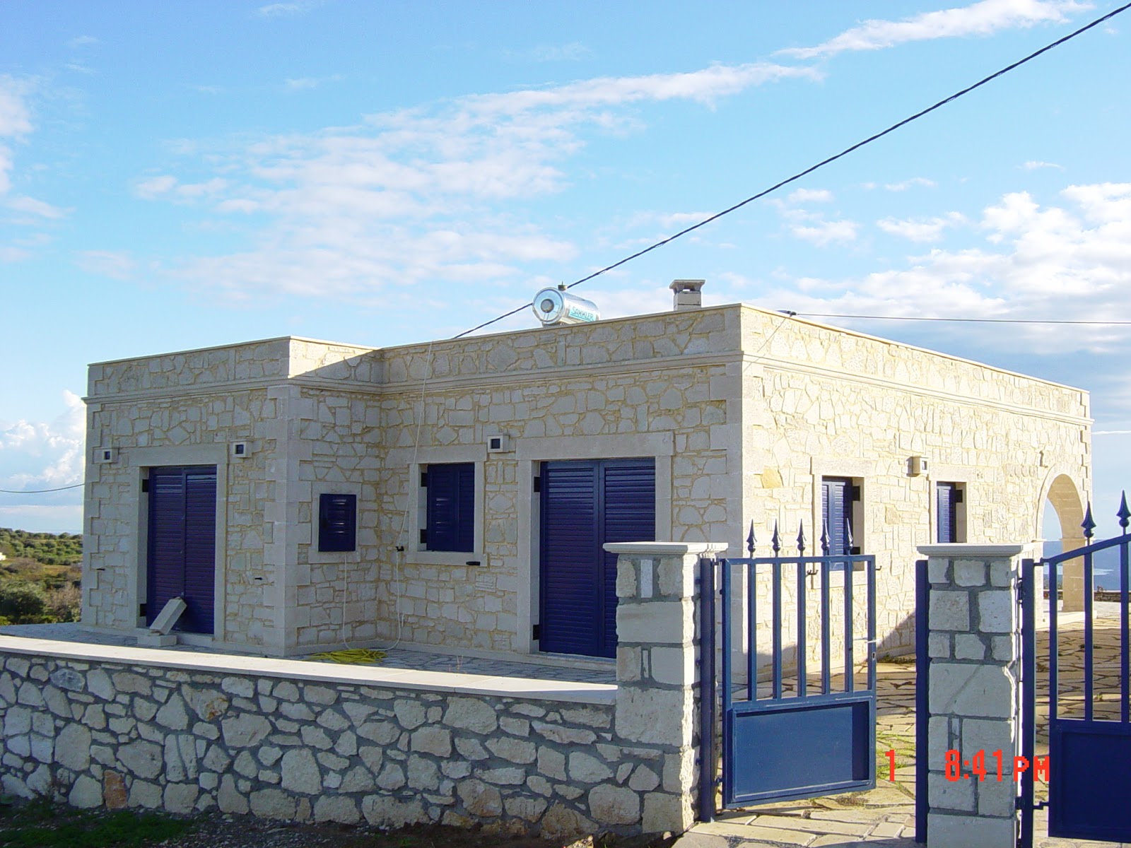 ΚΤΙΣΜA (ΕΛΛΗΝΙΚΑ): ΠΕΤΡΙΝΗ ΜΟΝΟΚΑΤΟΙΚΙΑ - ΧΑΜΕΖΙ ΣΗΤΕΙΑΣ