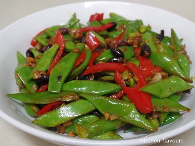 kitchen flavours: Runner Beans With Black Beans And Chilli