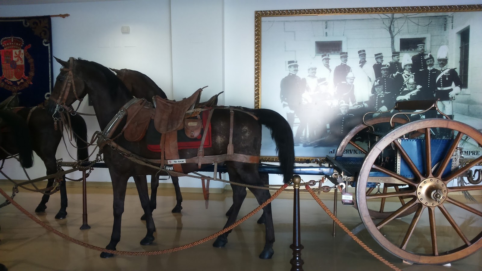 Sala Histórica de la Guardia Real ~ El mirlo de papel