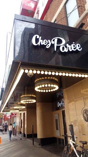 Marcher Vers Le Soleil: Une danseuse nue de Chez Parée