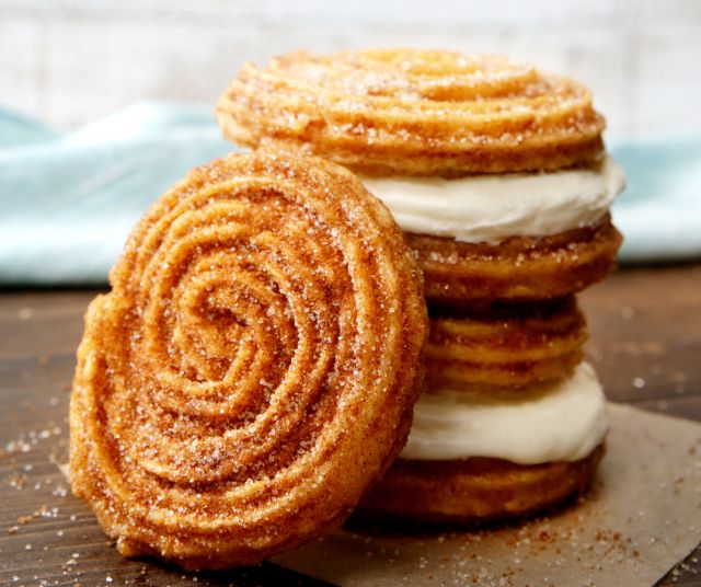 Cinnabon Debuts New Cinnabon Churro Swirl