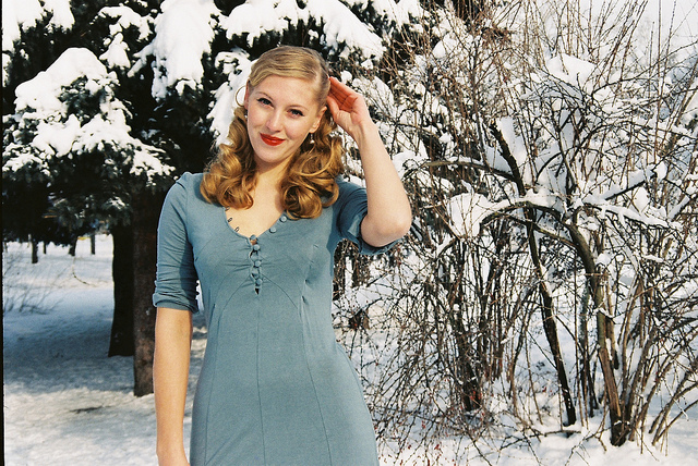 Cheeky vintage chick : winter pin-up pics