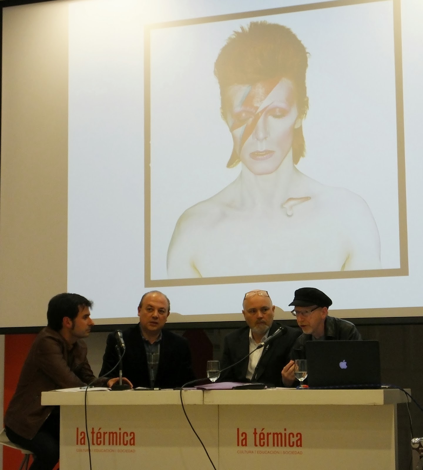 MANCHANDO LIENZOS MANEJANDO COLORES: ATRÁS QUEDÓ SAN VALENTÍN